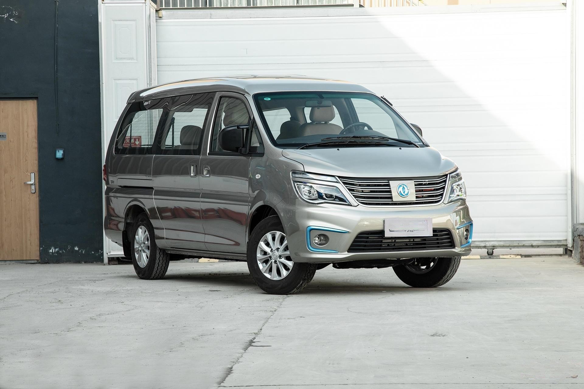 Coche largo del campo de prácticas los 400KM Dongfeng M5ev Mpv Ev con 4 puertas 5-9 asientos